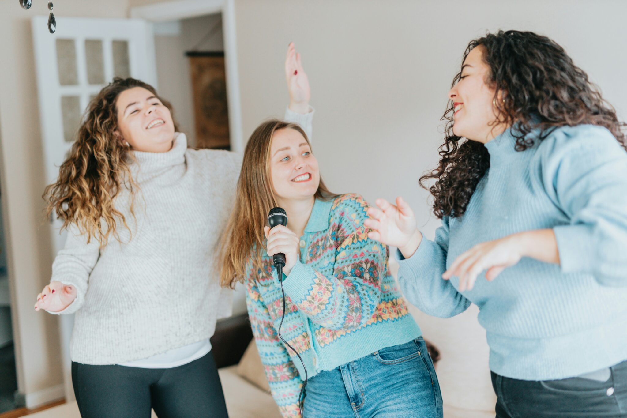 25 Tips on How to Make Friends + 25 Ways to Make New Friends