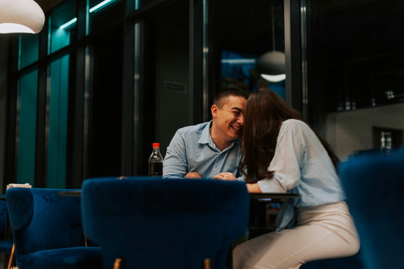 100 Fun First Date Questions to Skip Awkward Silences